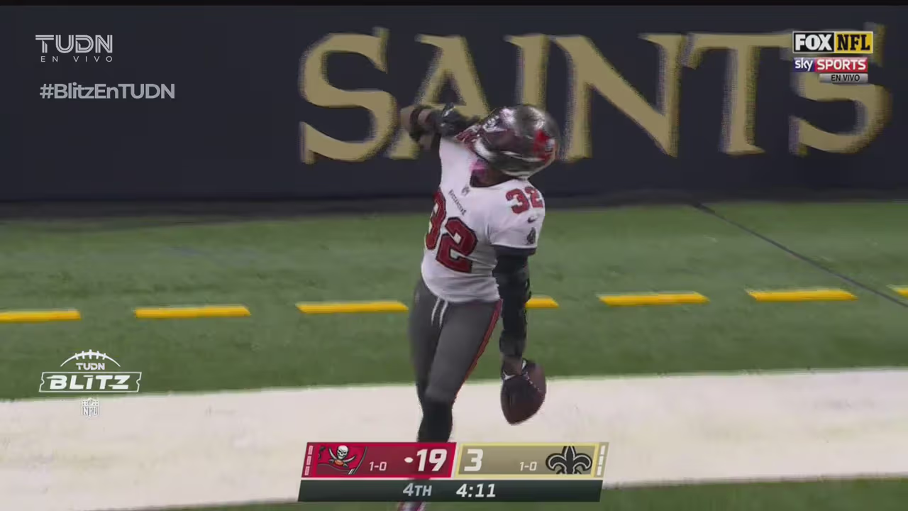 ¡De regreso! Edwards le intercepta a Winston y se va al touchdown ...