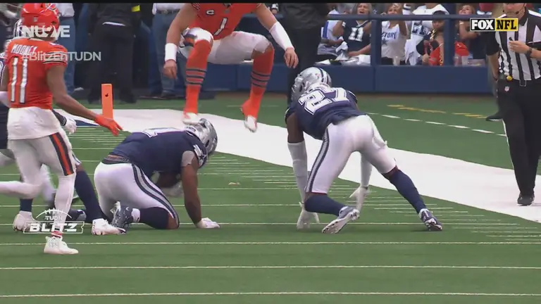 ¡Falta de concentración! Fields deja viva la jugada y Parsons anota ...