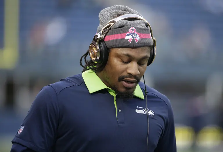 Marshawn Lynch regresa con Seattle y lo hizo muy fiel a su estilo ...
