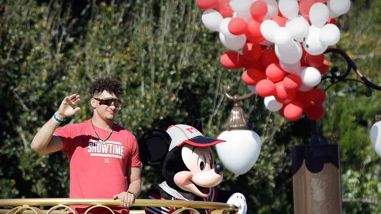 Patrick Mahomes encabezó el desfile de festejo en Disney | TUDN NFL | TUDN