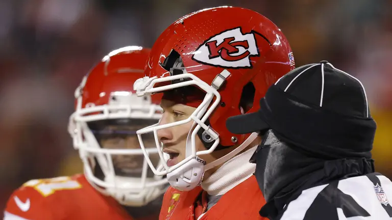 Patrick Mahomes juega con el casco roto en el Dolphins vs. Chiefs de ...