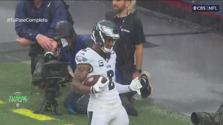 ¡Pick Six de Eagles! Slay intercepta y regresa el ovoide al touchdown ...