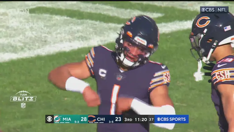 ¡Se escapa! Touchdown de 61 yardas para Justin Fields y Bears | TUDN ...