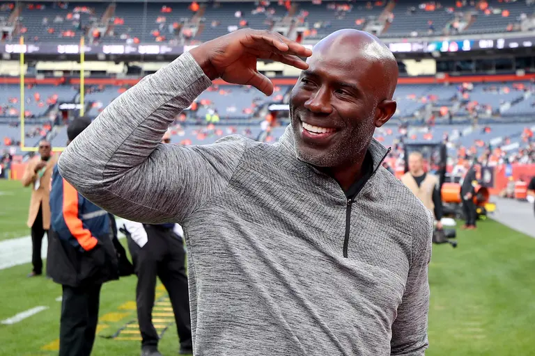 Terrell Davis se dice humillado al ser esposado por FBI en un avión ...