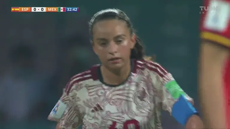 ¡Se animan! Alice Soto le pega de larga distancia y apenas sale ...