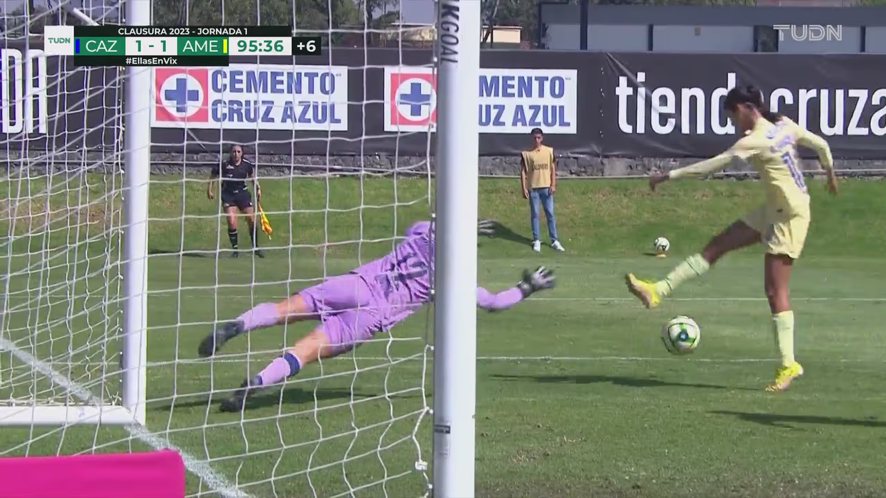 ¡Se salva Cruz Azul! Machuca rechaza y luego Alison abanica el balón ...