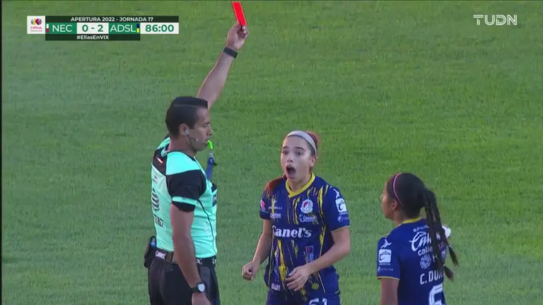 ¡Vaya debut! Sofia Lara acababa de entrar al campo y la expulsan | TUDN | TUDN